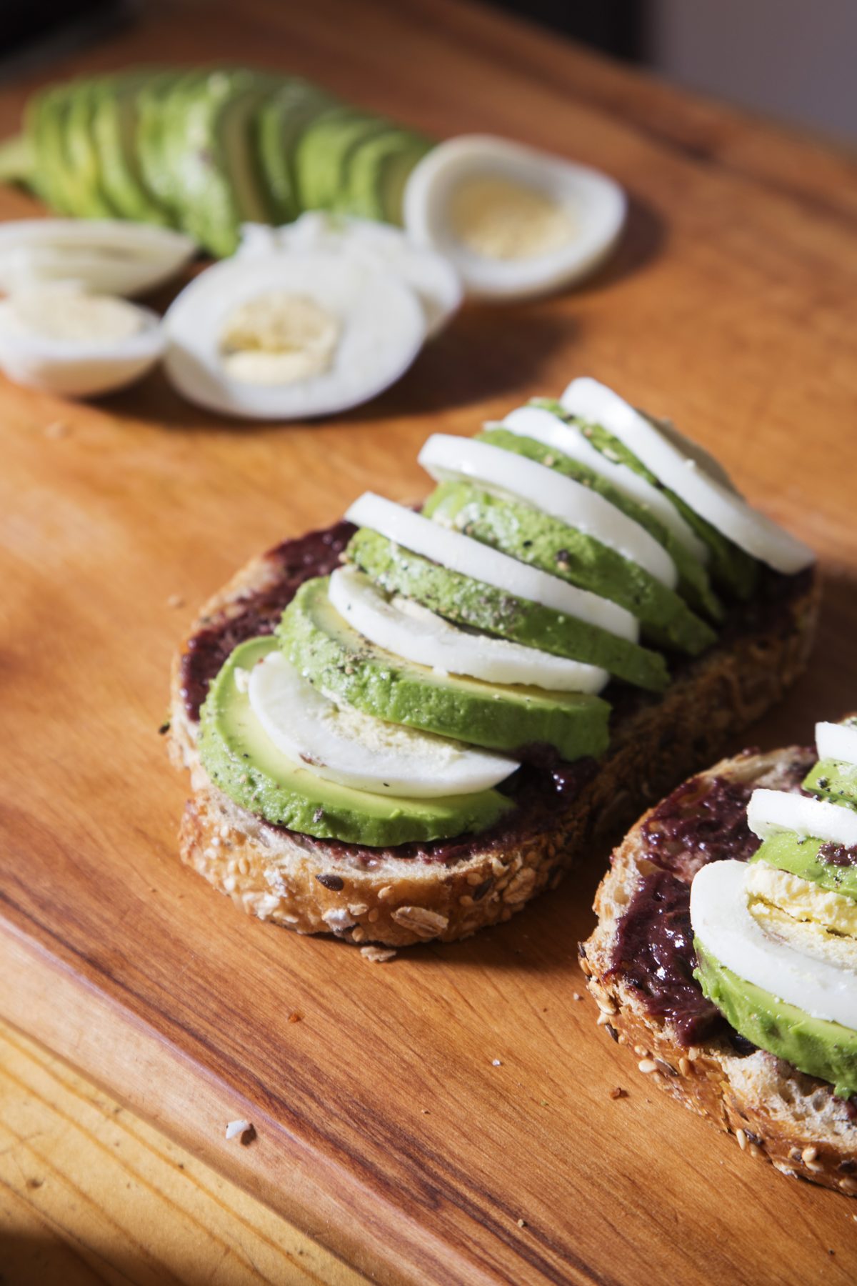 Tostada de Aguacate, Huevo Duro, Paté Dulce de Aceitunas Negras y ...