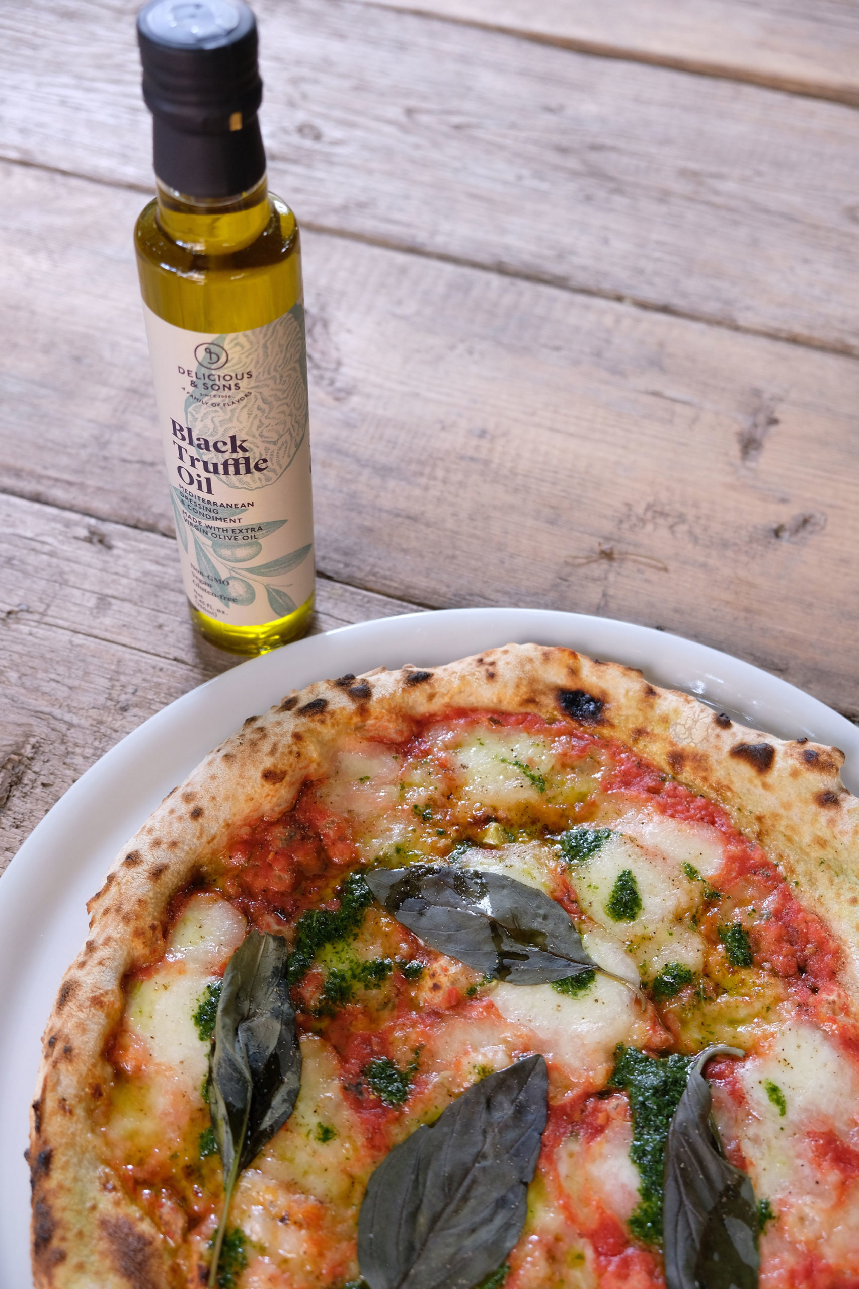 Pizza con Albahaca y Aceite de Trufa por Ricky Mandle - Delicious & Sons